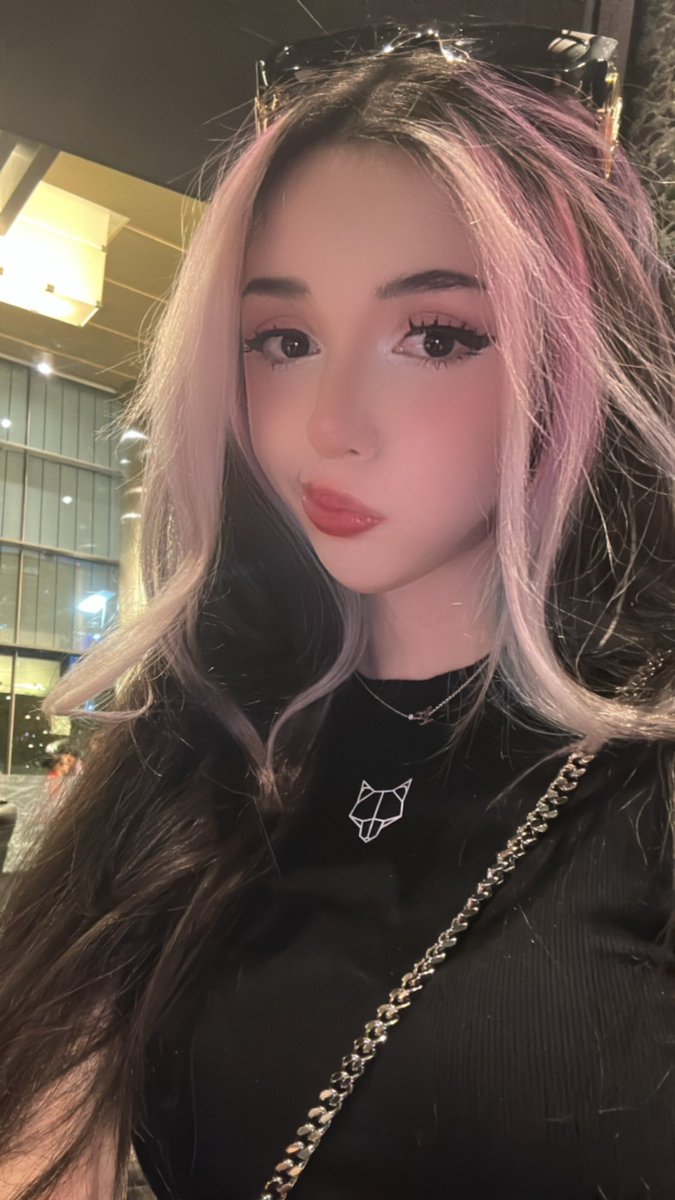 Alyri(@Alyri_tv ):I’m hungry let’s get some food together 💕