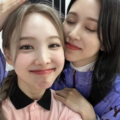 zhi on Twitter: "#twice minayeon sns filo au { living in different world } . . . wherein, nayeon ...
