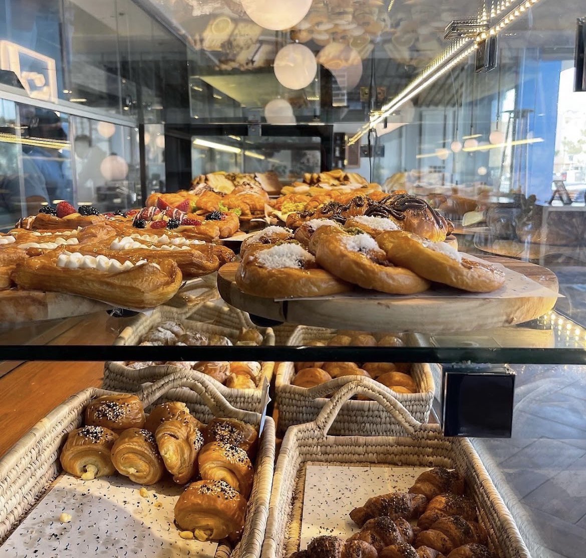 عشاق ( المخبوزات و البيكري 🥐 ) جمعنا لكم أفضل و ألذ أماكن تقدم مخبوزات ...