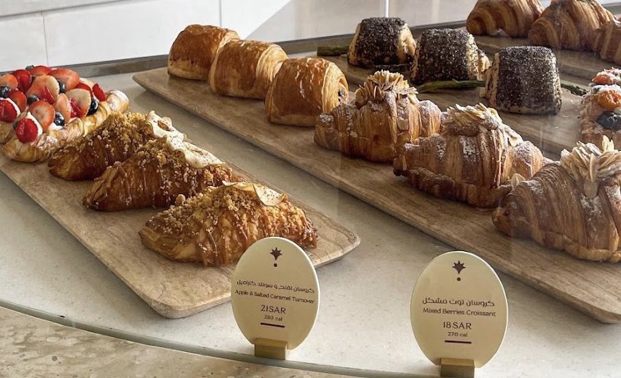 عشاق ( المخبوزات و البيكري 🥐 ) جمعنا لكم أفضل و ألذ أماكن تقدم مخبوزات ...