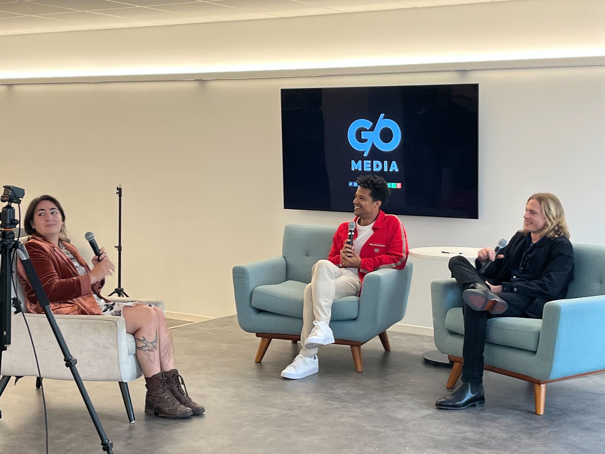 linda codega on Twitter: "@yvespolastri here's a picture of them looking at me to help https://t ...