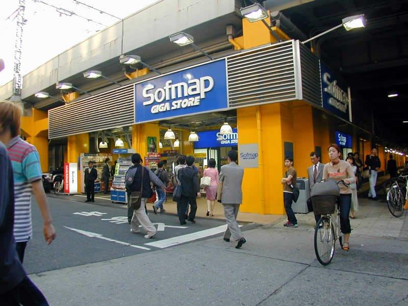 けんたろう🇺🇦 on Twitter: "Sofmapから梅三小路を経て大阪駅西口へ 施設だけでなく、野外だったSofmapの入口が増築により梅三小路の屋内通路になり、更に梅三小路の入口は大阪 ...