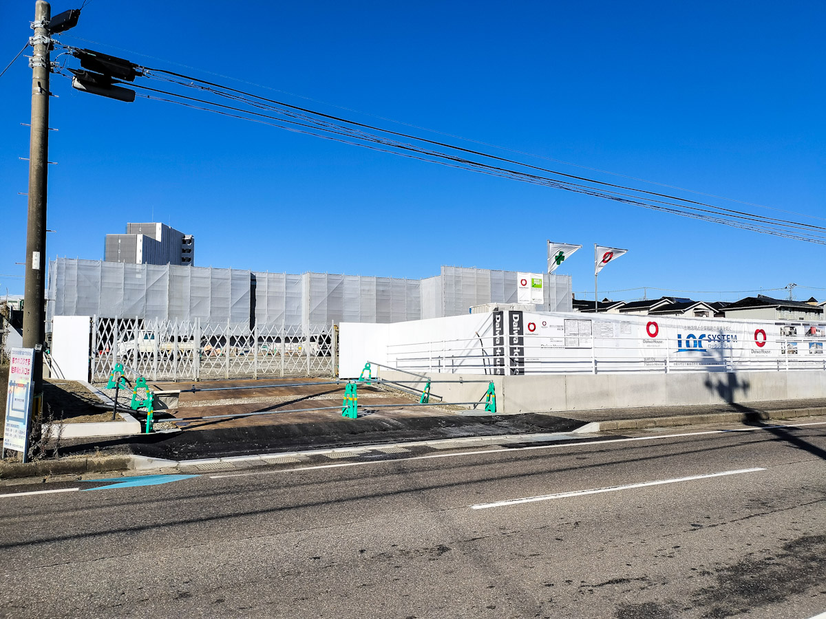 j-rakuda on Twitter: "絶賛建設中ダイレックス新潟大学前店。坂の上からの眺めはソーラーパネルさながら。店舗前ウオロクより駐車しやすそうも寺尾方面から右折進入は大変なのか ...