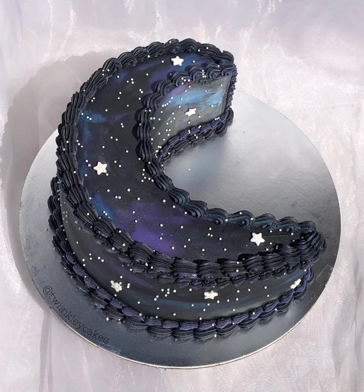 Alex Harper Model BLM on Twitter: "RT @dearIy_beIoved: moon-shaped cakes"