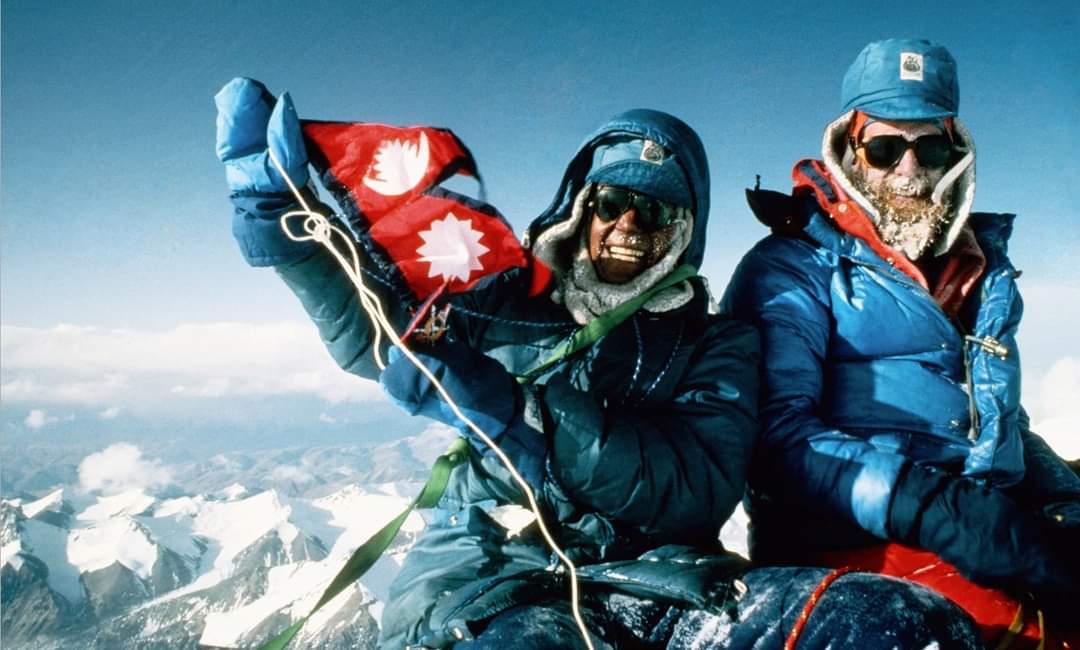 Everest Today on Twitter: "This is Ang Rita Sherpa and Peter Jamieson on the summit of Mt # ...