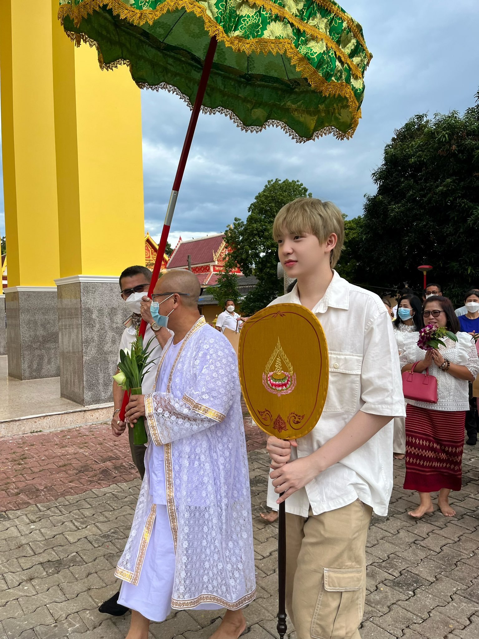 Poom Dechathorn on Twitter: "ตอนรับวันพ่อล่วงหน้า สาธุจ้า 💛 https://t.co/Tgo0slnAWJ" / Twitter