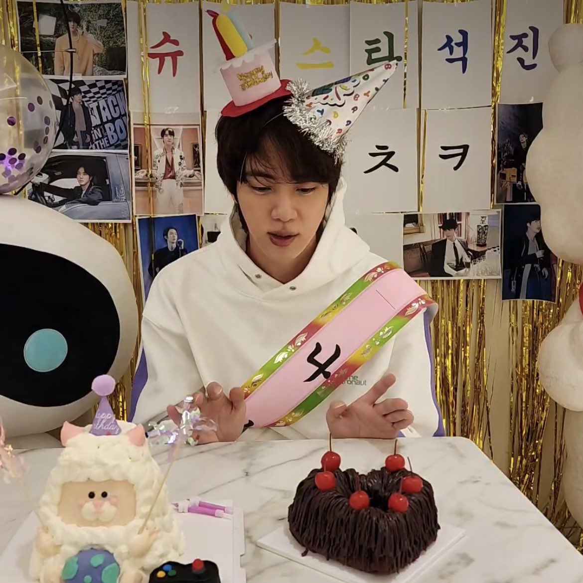 BIGHIT INFO on Twitter: "Jin is live on Weverse! https://t.co/50O0VwQFRq" / Twitter