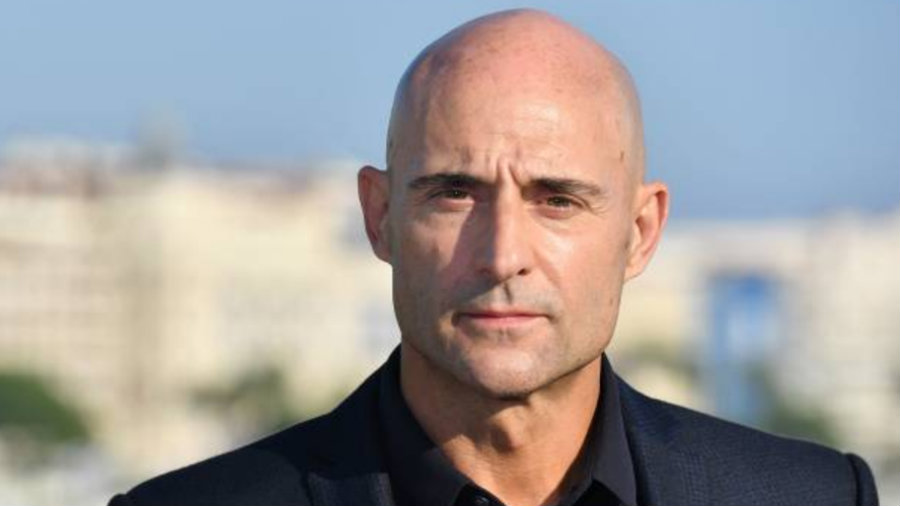 M. Luque escribía en su máquina de escribir. Terminaba un libro sobre la mafia. Pulsó 4 letras y ...