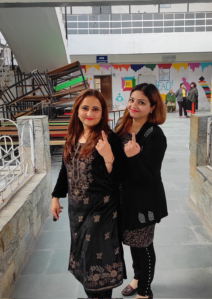 Sarika Talwar on Twitter: "#Voteforchange 😇😎 #MCDElections2022 #MCDMeinBhiKejriwal"