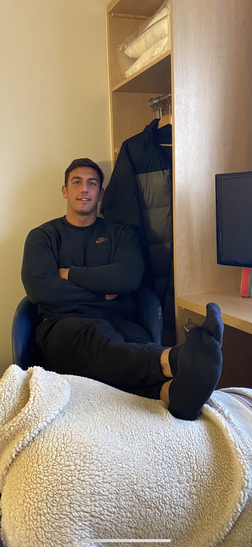 💪🏻 Alpha Male World 🌎 on Twitter: "RT @AlphaMuscleGod_: 😎🧦 Using this 🐑 as my foot stool! Pure ...