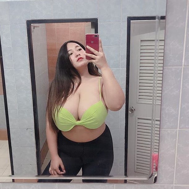 Bunda Listiana on Twitter: "Bentar ya, Lepas baju dulu .. 😚😘"