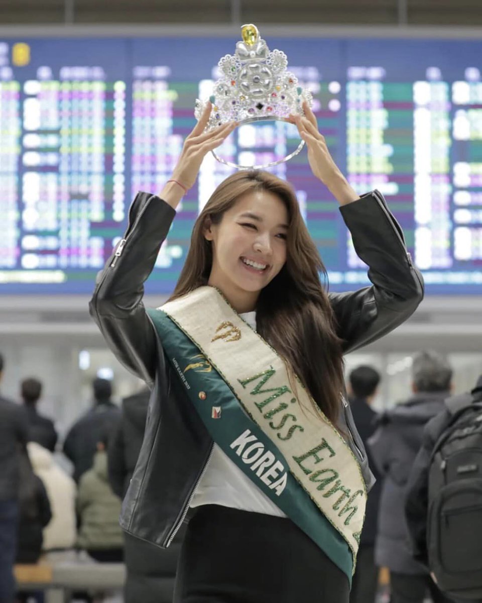 Inquirer on Twitter: "GORG! 😍 LOOK: The newly crowned Miss Earth, Mina Sue Choi, is back in ...