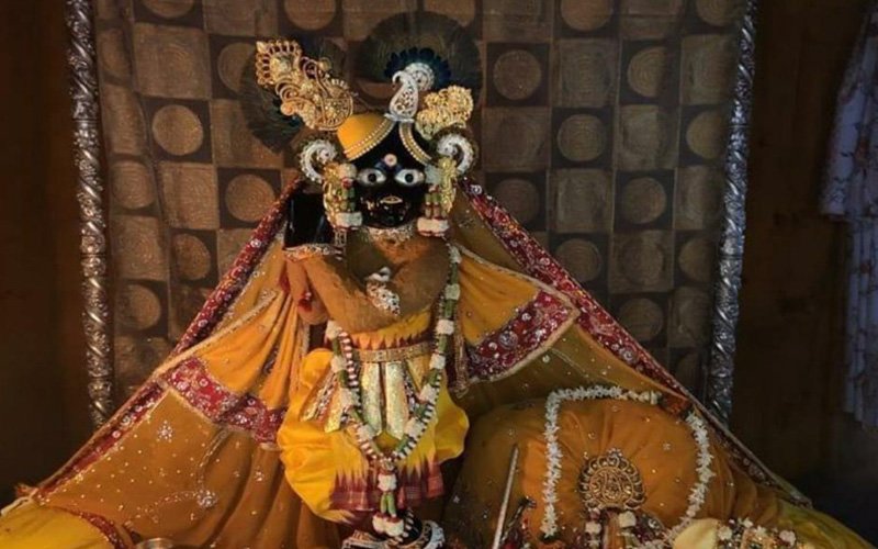 #Thread Why the divine murti of Banke Bihari Ji used to disappear again ...