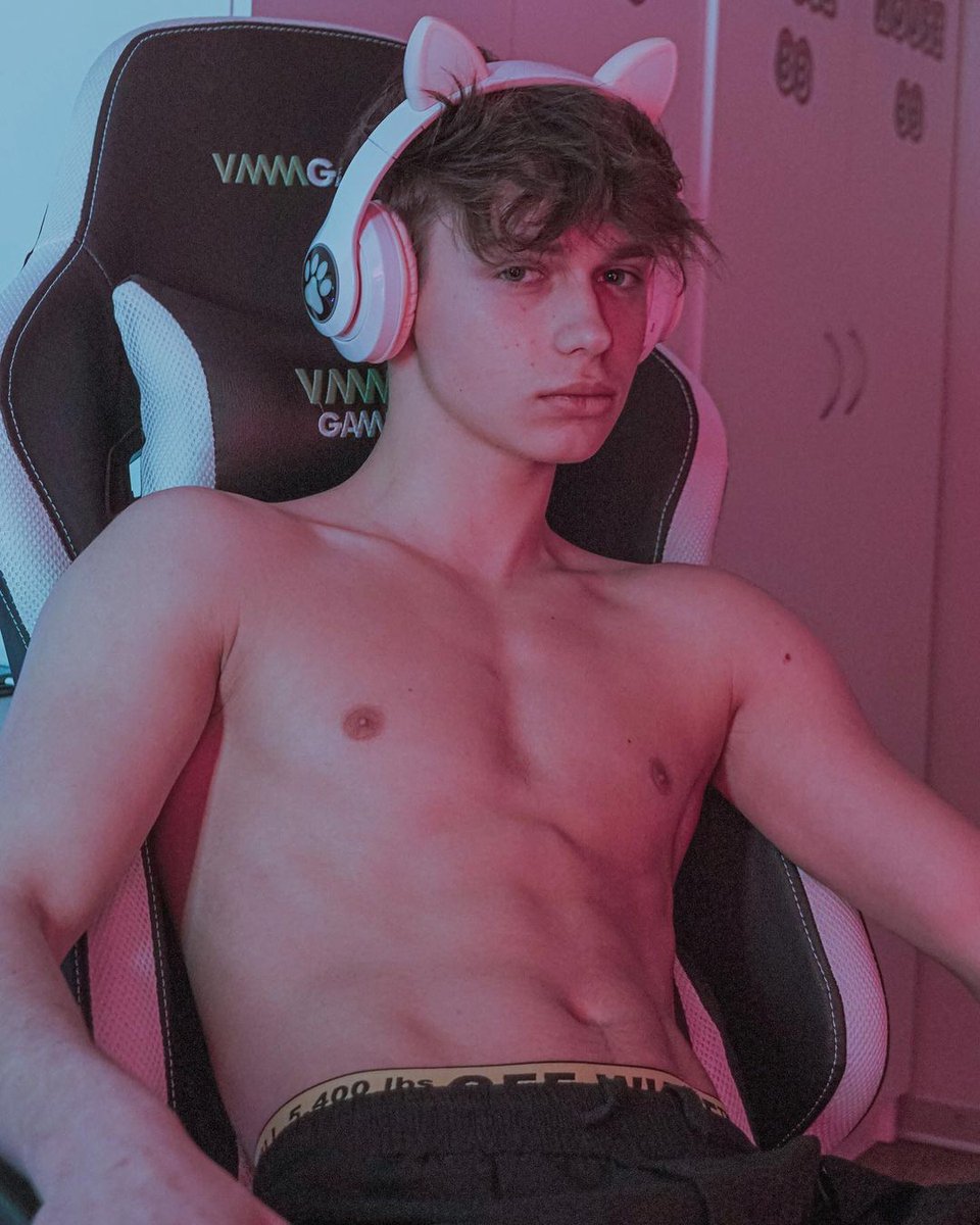 Danny On Twitter Wanna Watch Netflix Or Anime With Me