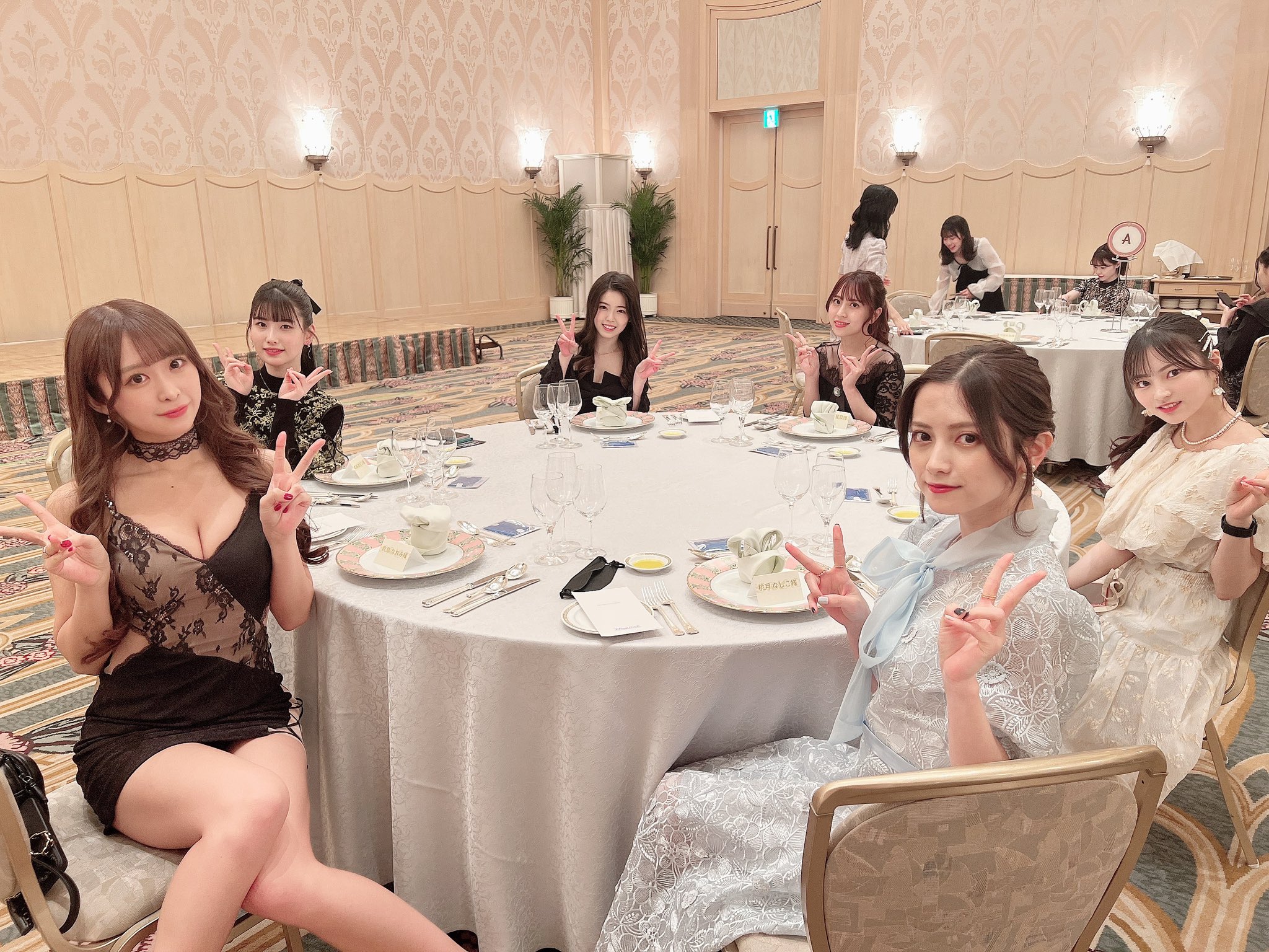 真島なおみ on Twitter: "RT @nashiko_cos: 今年のテーブル どエロい人いるな #ゼロイチファミリア #ゼロイチ大忘年会 https://t.co ...