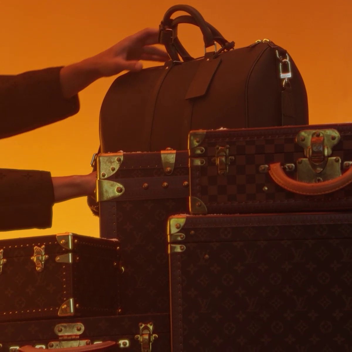 Thoughtful gestures. Showcasing the Maison’s iconic signatures ...