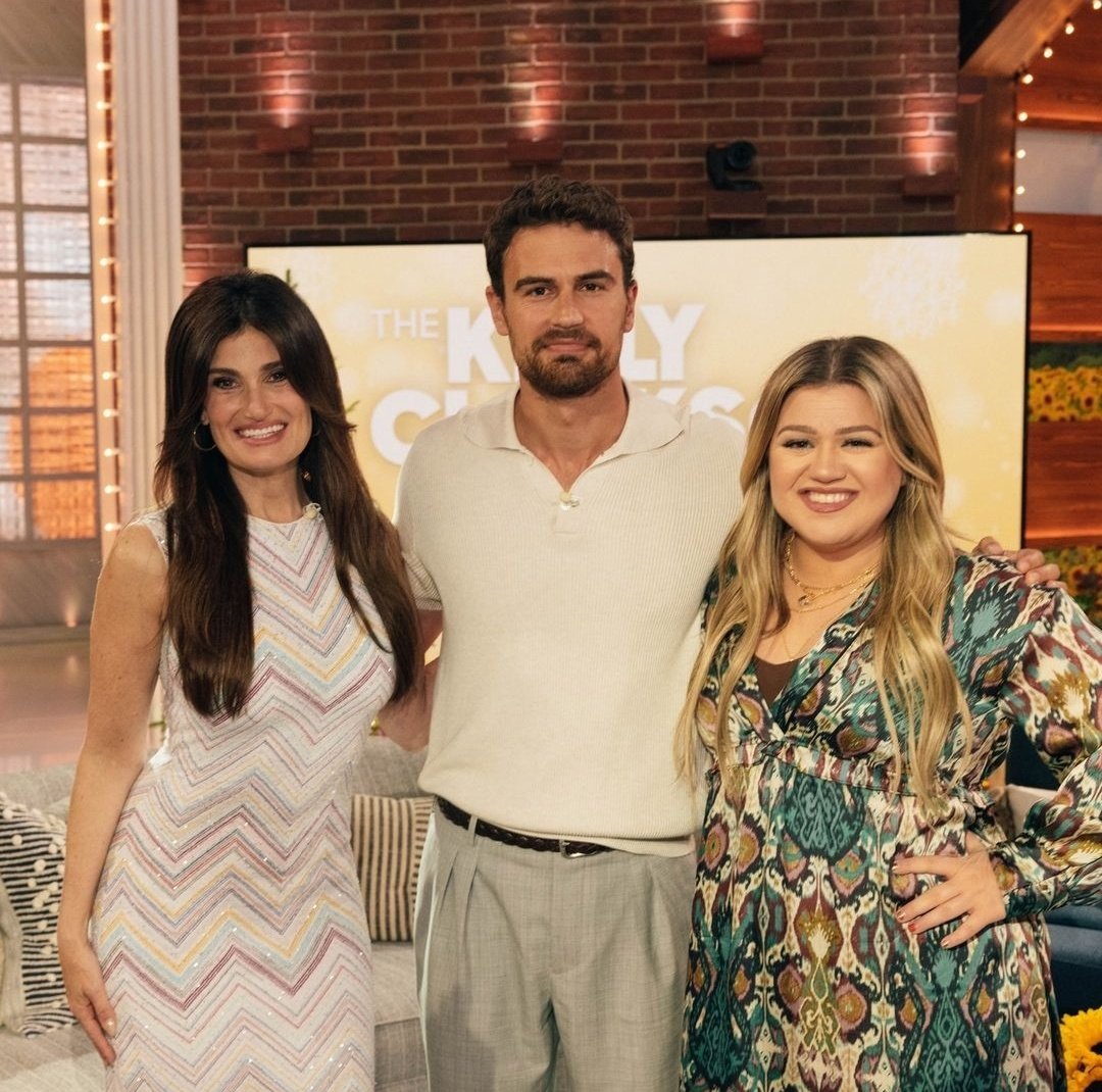 Theo James Brasil on Twitter: "Lindos! Theo James com Kelly Clarkson e ...