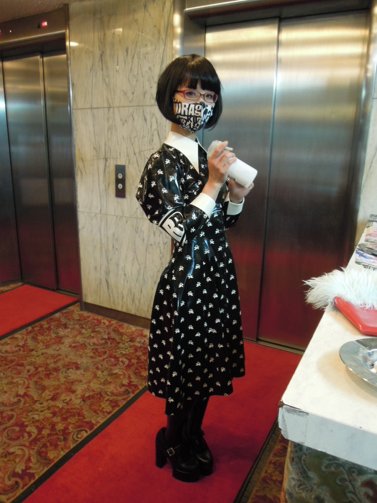 Eri Kitami (北見えり) on Twitter: "RT @GoghImaizumi: 先日土曜日デパHから、今月の消毒除菌ギャル、北見・アダムズ・エリ・ウェンズデー@eri ...