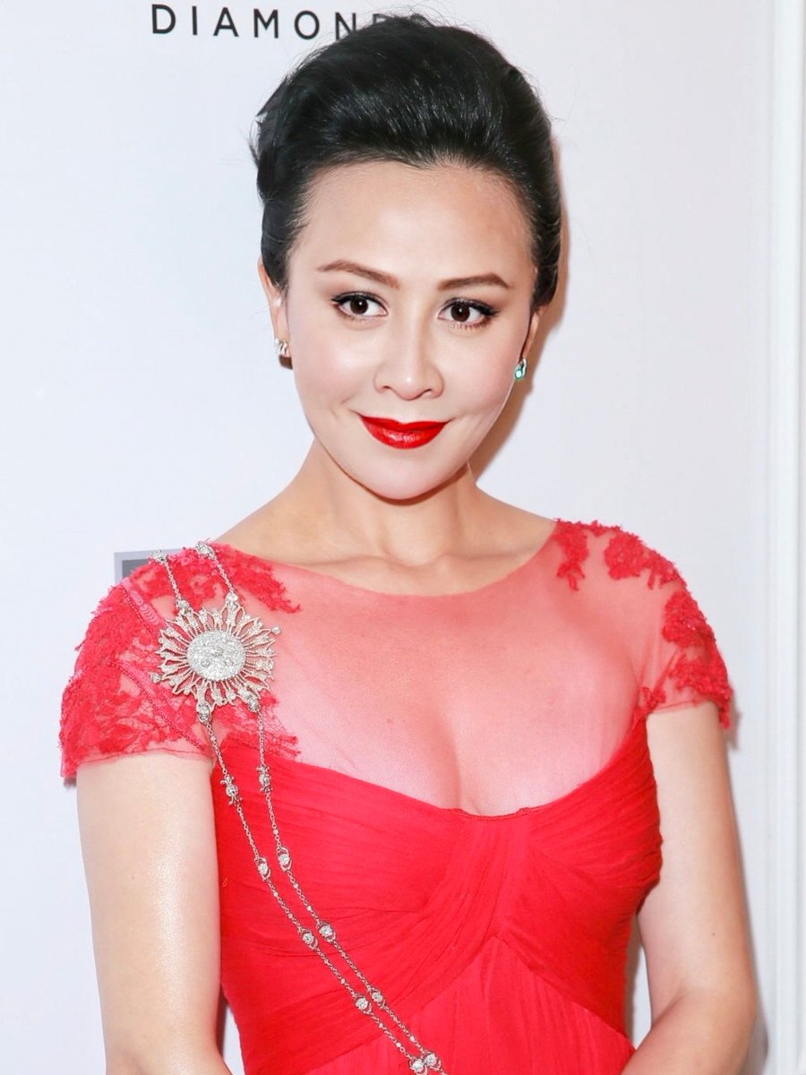 夜孤城 On Twitter 嘉玲妈妈奶子真是丰满,满满的熟妇味道,揉搓、吸吮、乳交想想都能硬邦邦,这样的熟妇一晚上能榨干一个礼拜的精液吧?