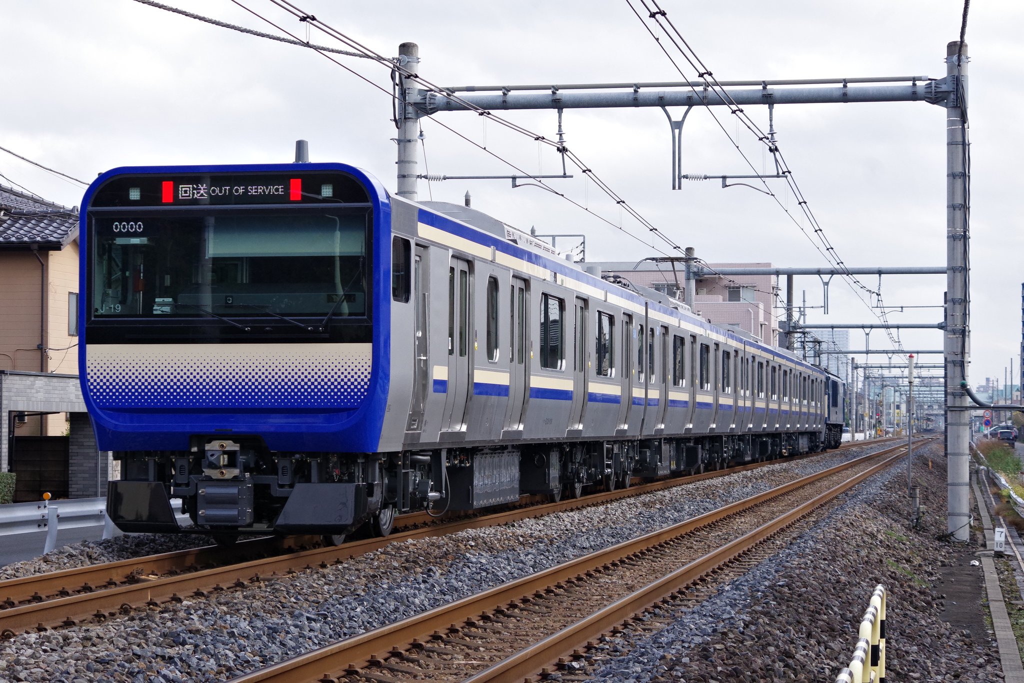 ゆー〓 on Twitter: "2022/12/06 配9728レ、配9645レ EF64 1032+E235系1000番台 J-19編成 4両 越後石山→大船 配給輸送。紅葉の12月 ...