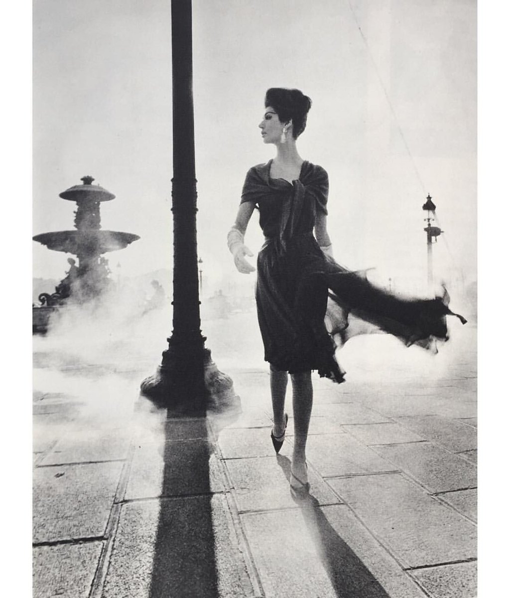 William Klein 📷 Simone d'Aillencourt traversant la place de la Concorde ...