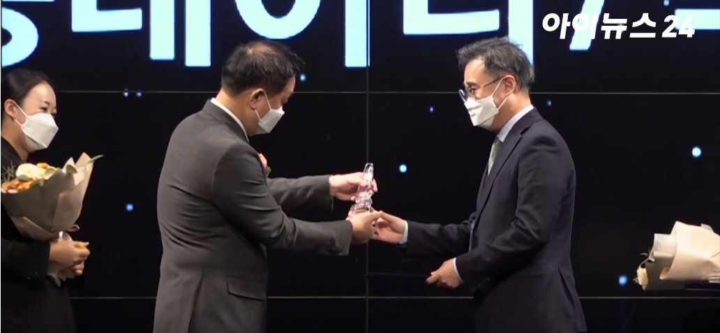 [20221108] Prof. Kim was awarded the "Embrace Award" at the 'Social D·N ...