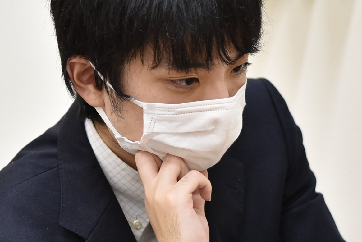 朝日新聞将棋取材班 On Twitter 村)c級1組順位戦、青嶋未来六段(写真左)が古森悠太五段との1敗対決を制しました。古森五段のダイレクト向かい飛車に丁寧に対応し、最後は穴熊の堅陣を