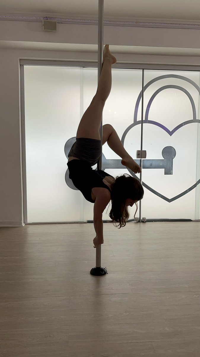 sofia ッ on Twitter: "aulinha de pole hj"