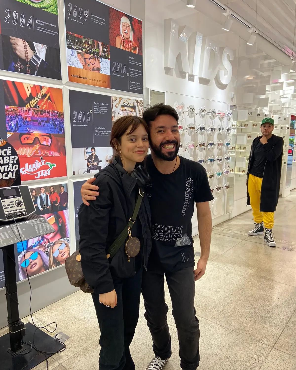 Portal do Medo on Twitter: "Fazendo comprinhas?! Jenna Ortega hoje mais cedo na Chilli Beans, em ...