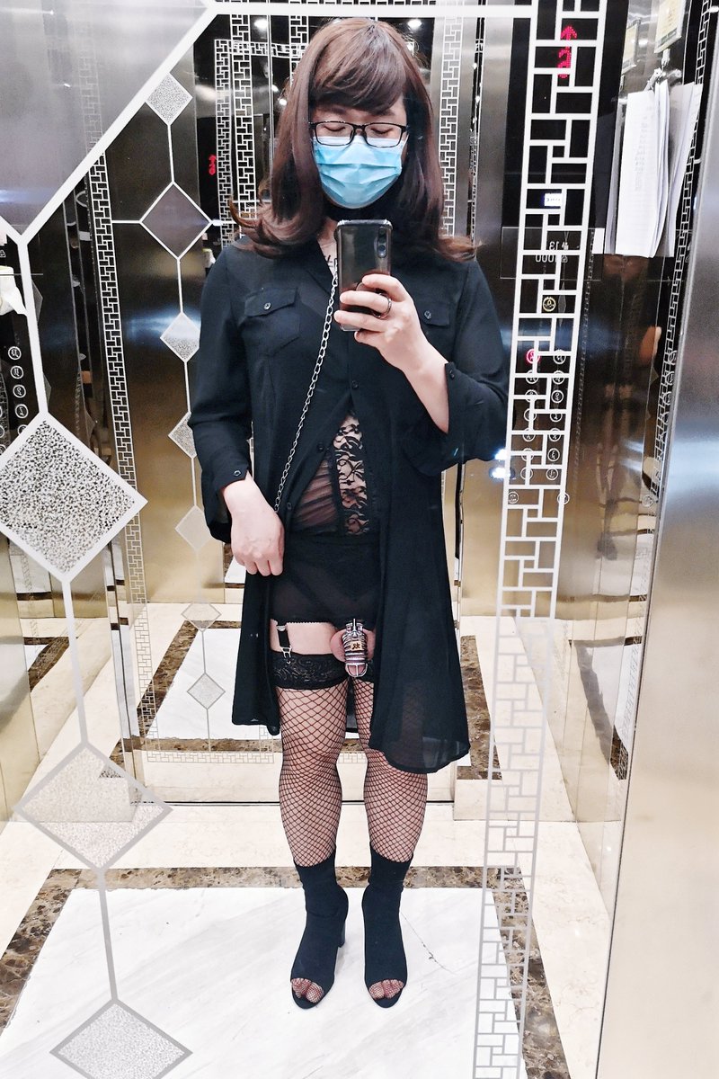 许静 On Twitter 半夜出来发骚,结果在酒店走廊撞到了吃完夜宵回来的几个同事,就这样从他们的视奸下,从面前走过,不敢回自己房间,只能假装向走廊尽头的房间走,还好他们很快进了房间,不