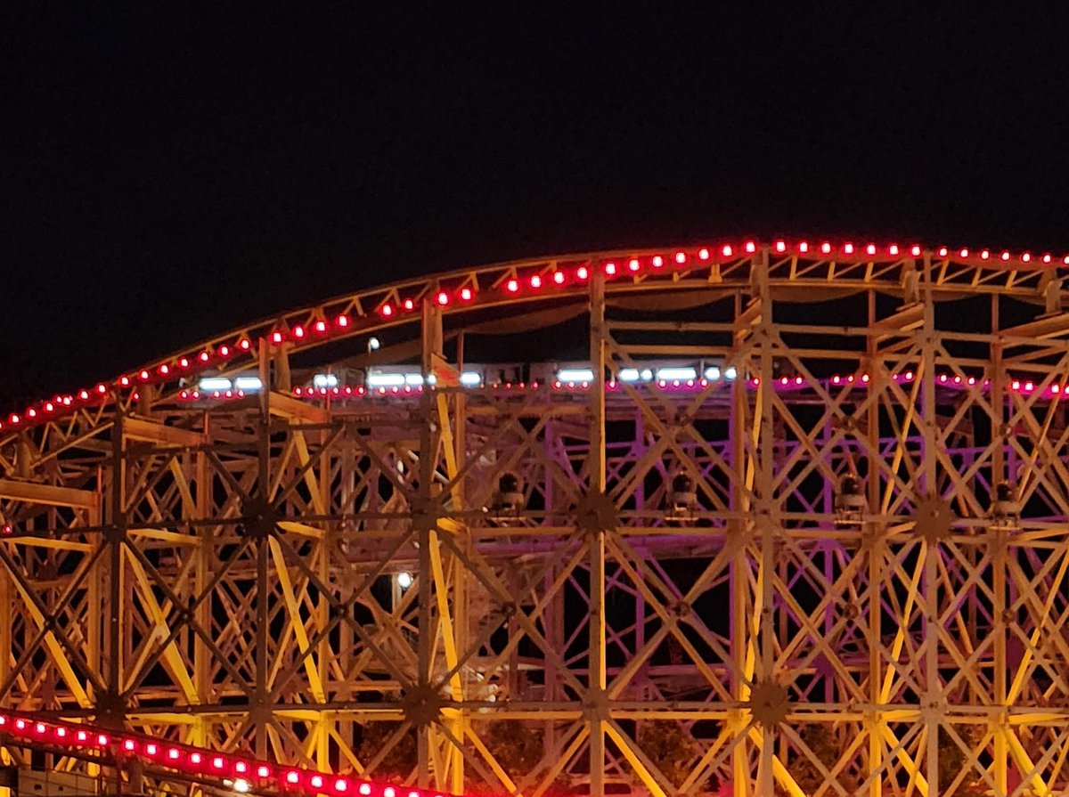 「Work lights(?) on Incredicoaster -- ride」|Roller Carson 🎢のイラスト