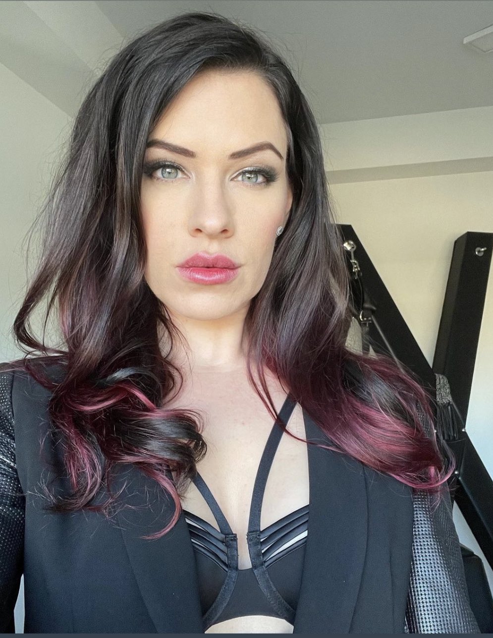 TW Pornstars - Justine Cross 👠 Los Angeles 5/1-21 🔝 DomCon. Twitter. I’ll be your Boss today. 5: ...