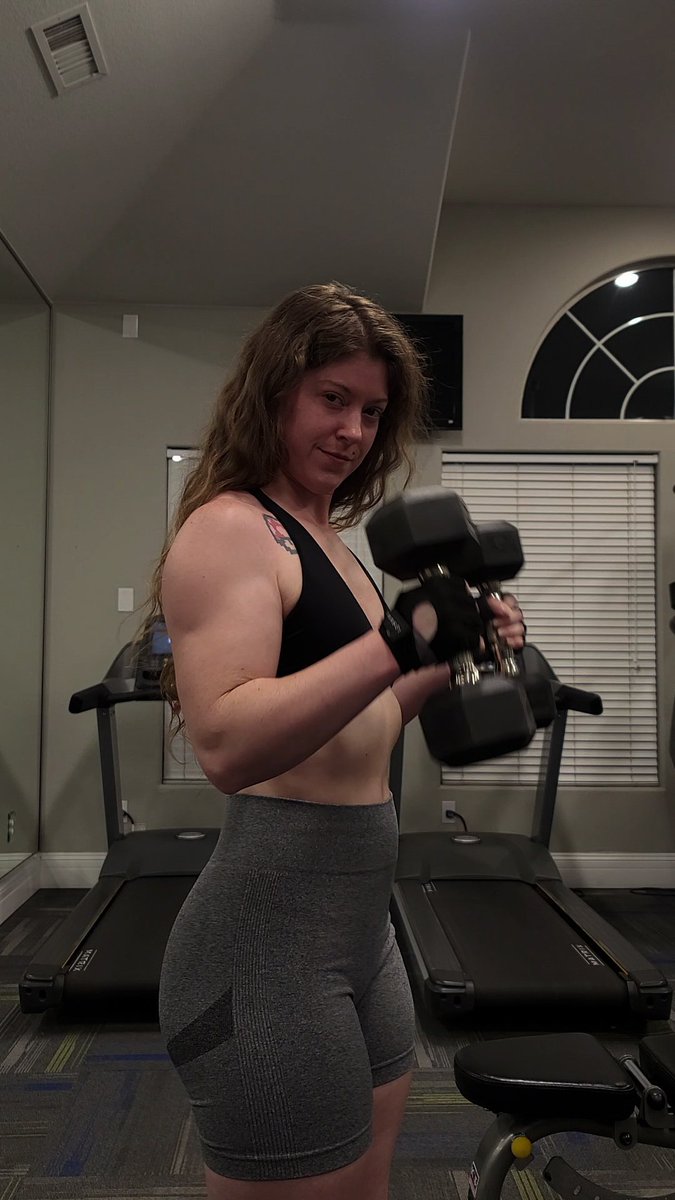 👑 Goddess S 👑 on Twitter: "Bow down and worship your new Muscle Mommy's arm pump"