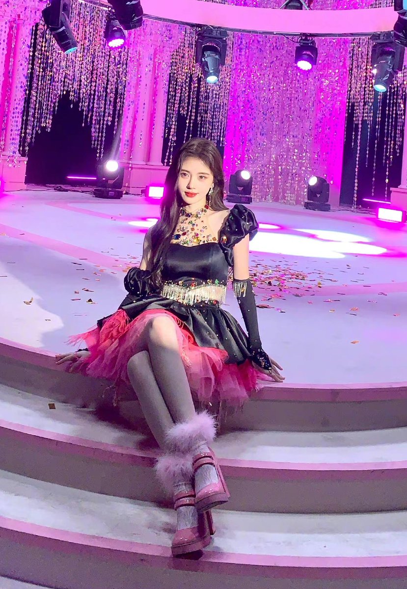 Yi94 On Twitter 鞠婧祎 这张图骚鞠真的为了粉丝把身体开发到了极致!为了让粉丝打飞机然后射自己身上,这个姿势每个地方都能射到,满足每位粉丝的性癖。颜射、口爆、射奶、手交、足
