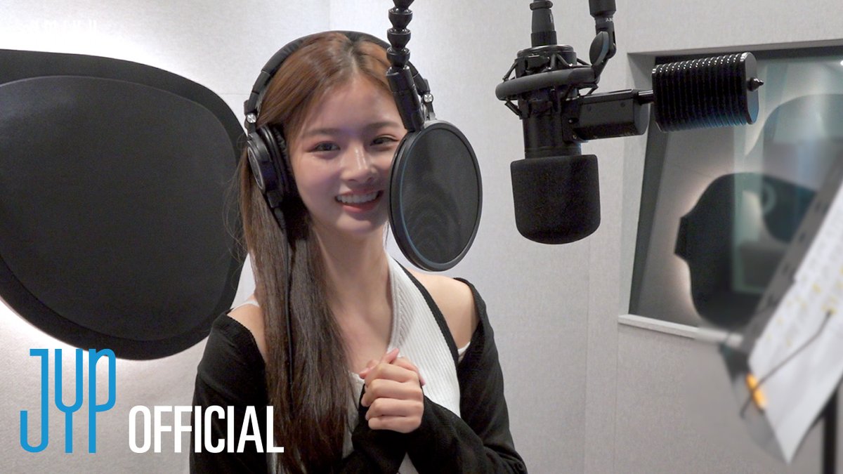 NMIXX on Twitter: "[🎥] [NMIXX] 'Funky Glitter Christmas' Recording Behind #MIXXTREAM https ...