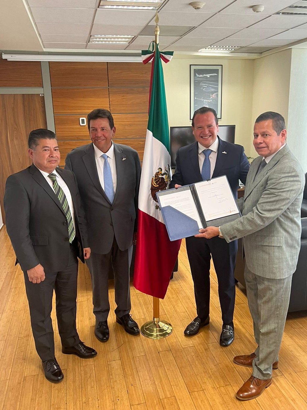 AFAC on Twitter: "Nuestro director general, entrego la primera concesión para transporte aéreo ...