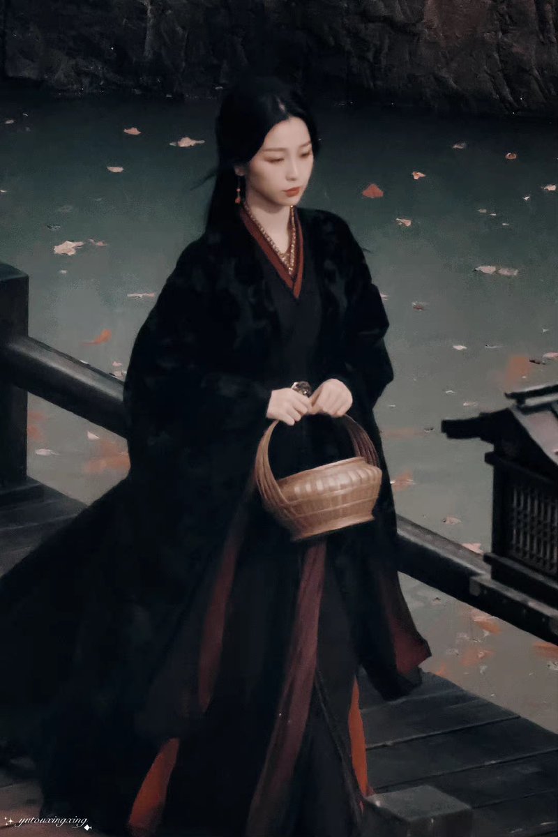 Slow ᴇsᴛʜᴇʀʏᴜ ᴛʜᴀɪʟᴀɴᴅ On Twitter 221208 ©鱼头星星 虞书欣esther Weibo 3 🖤 ️ Black Red 云之羽