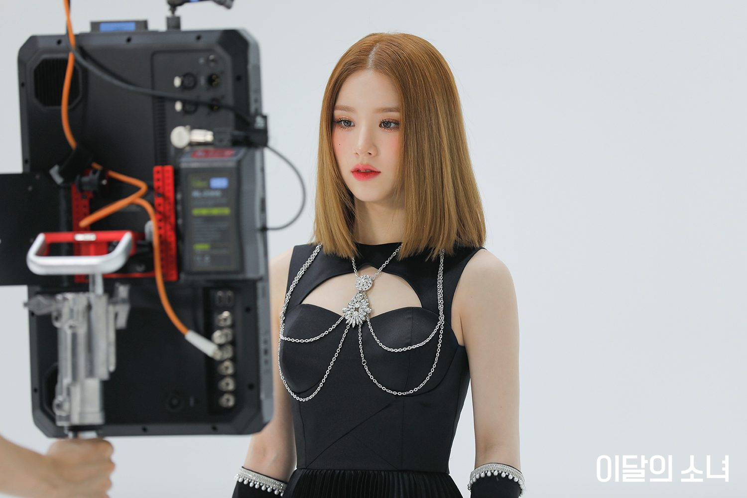 💫 Orrery/nim on Twitter: "#LOONA Naver Post: LUMINOUS MV Filming 1/11 https://t.co/zewZpRysRH ...