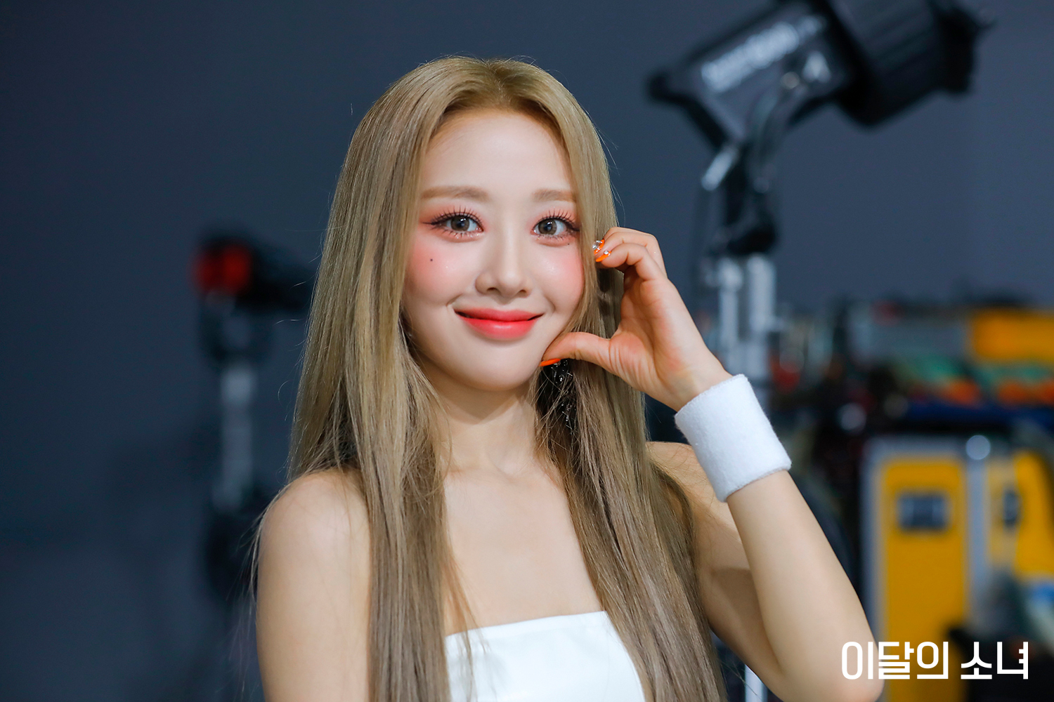 💫 Orrery/nim on Twitter: "#LOONA Naver Post: LUMINOUS MV Filming 1/11 https://t.co/zewZpRysRH ...