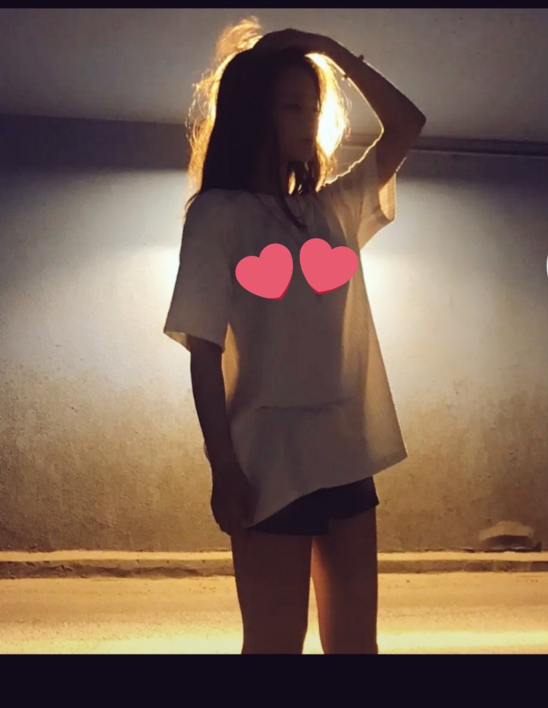 在边缘起舞 On Twitter 好朋友18岁的妹妹1 上周我去朋友家玩,他妹出去玩没在家。我去他妹妹房间里发现一部手机,为了拿到她妹妹的联系方式,我把sim卡取出来给我另一部手机打了过去