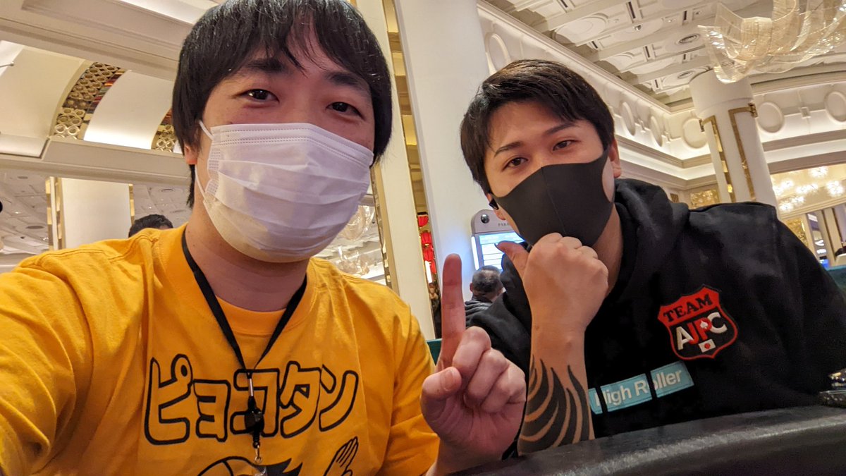 ピョコタン On Twitter 昨夜の優勝の余韻にひたるヒマも無く、今日は参加費11万円の『main Event Day1a』に出場中!隣はshunsukeさん!5000人近くが参加した