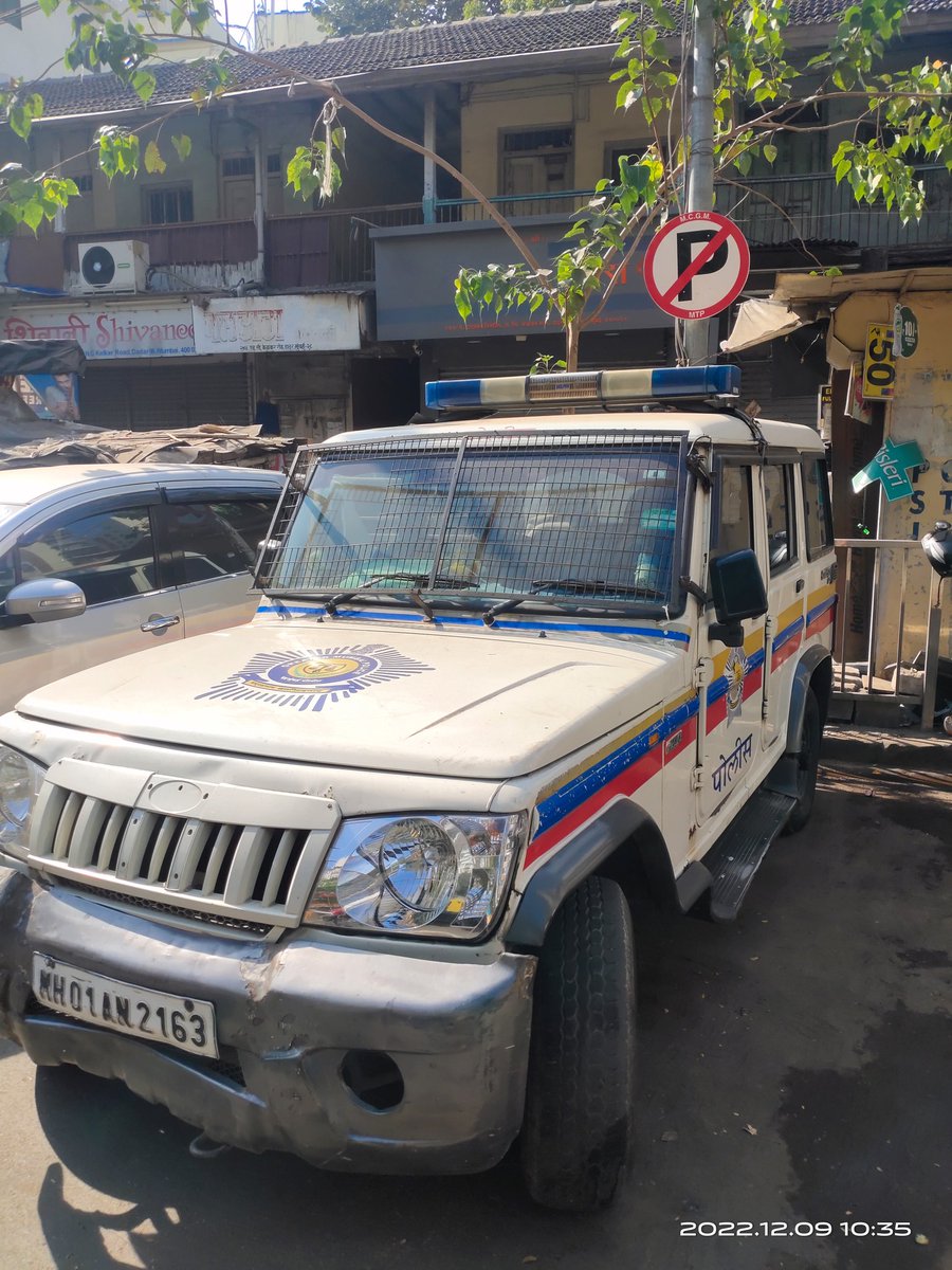 मुंबई Matters™ ️ On Twitter No Parking Boards Are The Biggest Joke In