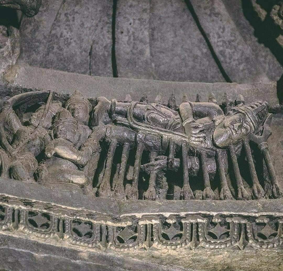 Bhishm Pitamah on his deathbed (bed of arrows) -Chennakeshava Temple ...