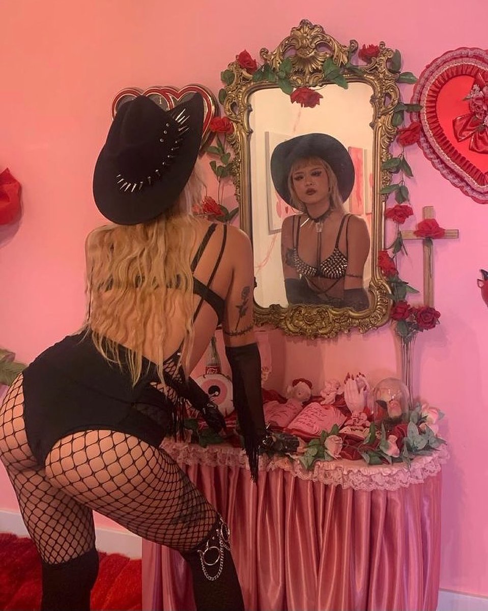 ๐ฅโthick Lizzyโ๐ฅ ๐ On Twitter Rt Creepygals Heres Me At All My Art