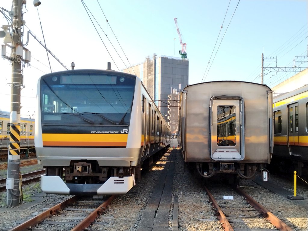 たぐちっ on Twitter: "あと、中原ではで意外と嬉しいE233系の妻面を拝めました。ナハN26編成2分割なので、モハE233とモハE232という事になりますが、固定編成の妻面は ...