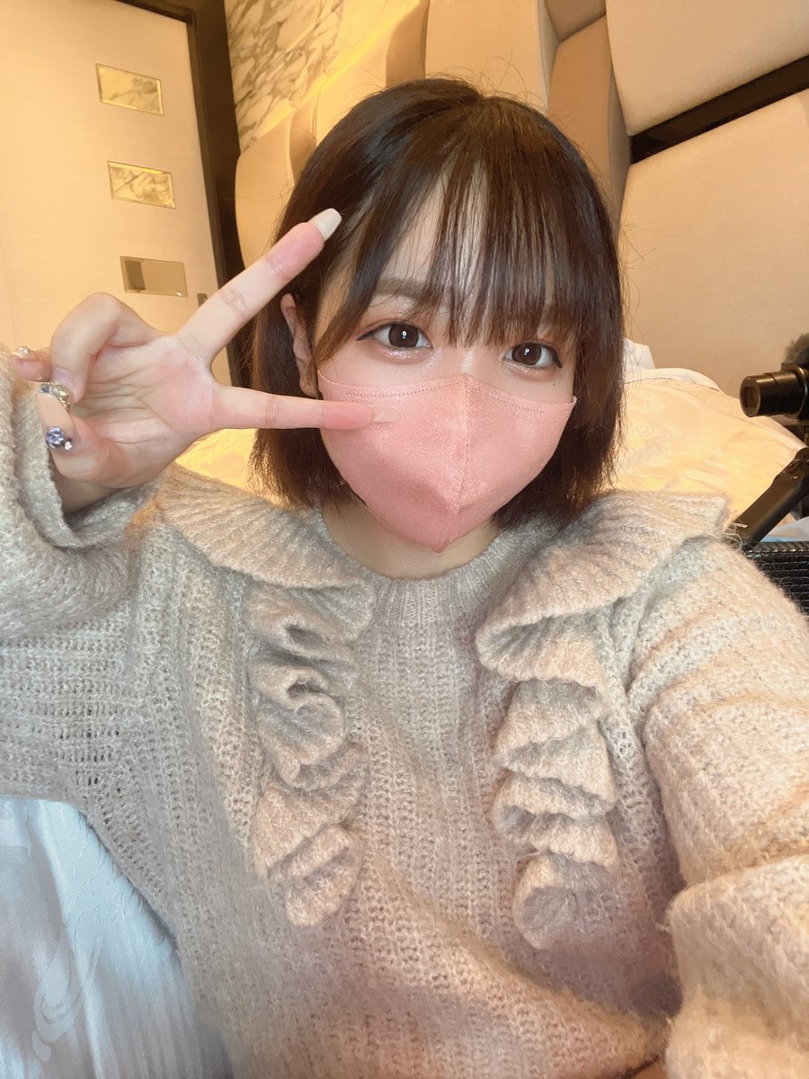 可愛いんだし椅子になれるの光栄だよね。 ハスミリコ @doredore03