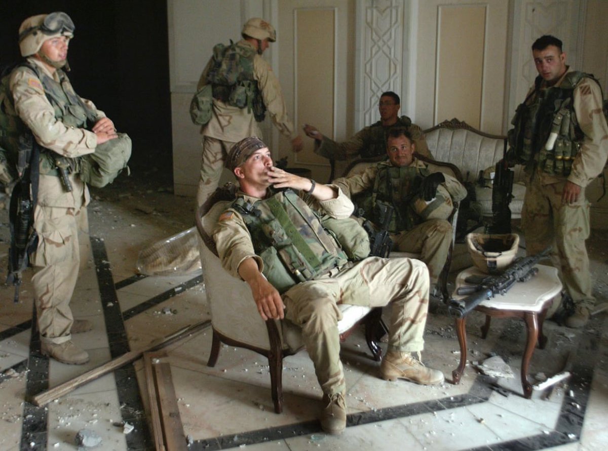 Cigarette Aesthetica on Twitter: "US soldiers smoking 🚬 after infiltrating Saddam Hussein’s Palace"