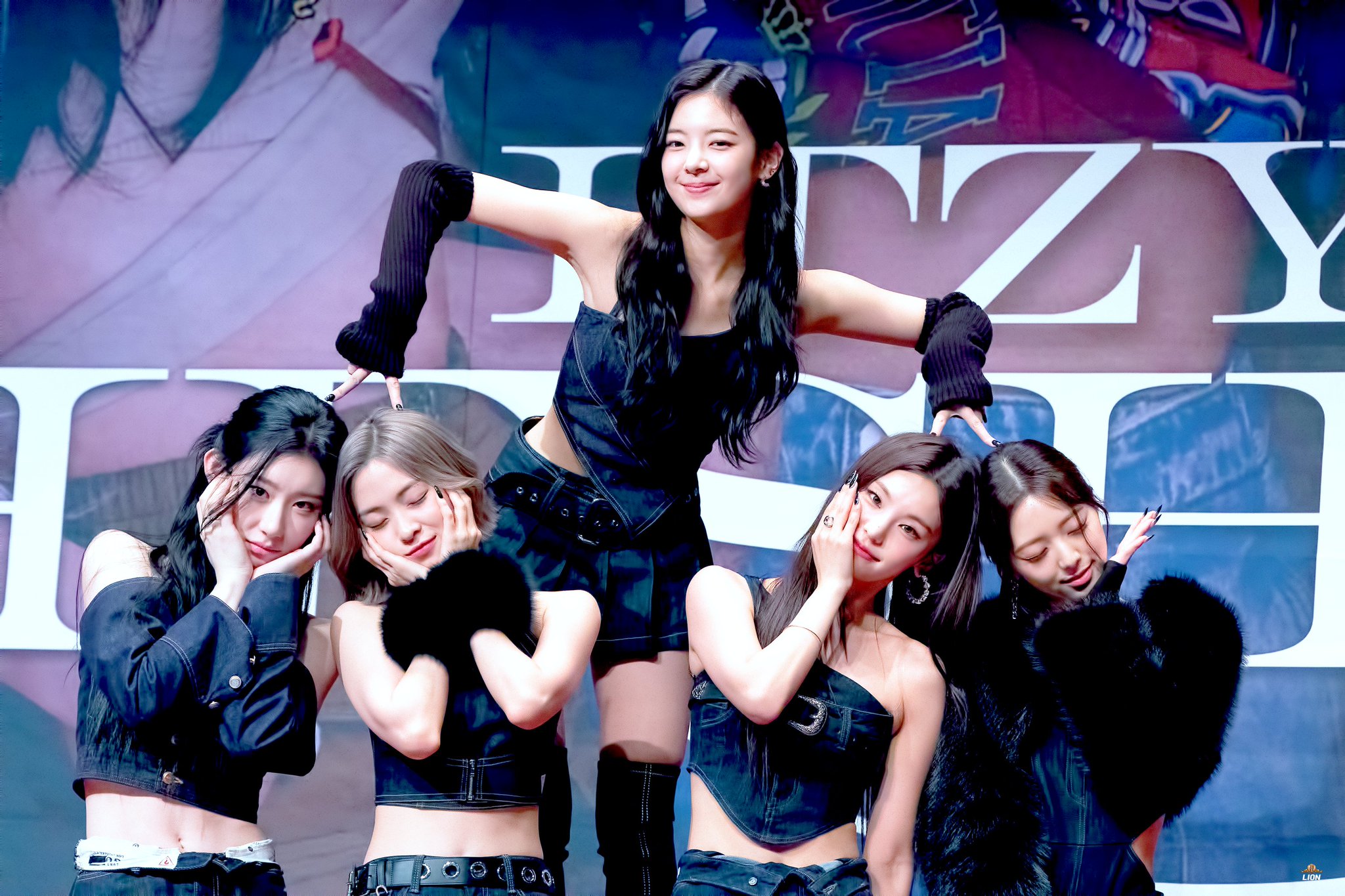 daitzy on Twitter: "RT @lion000526_YEJI: [재보정] 221210 🍒🥹 #ITZY #있지 #미니팬미팅 #직찍 https://t.co ...