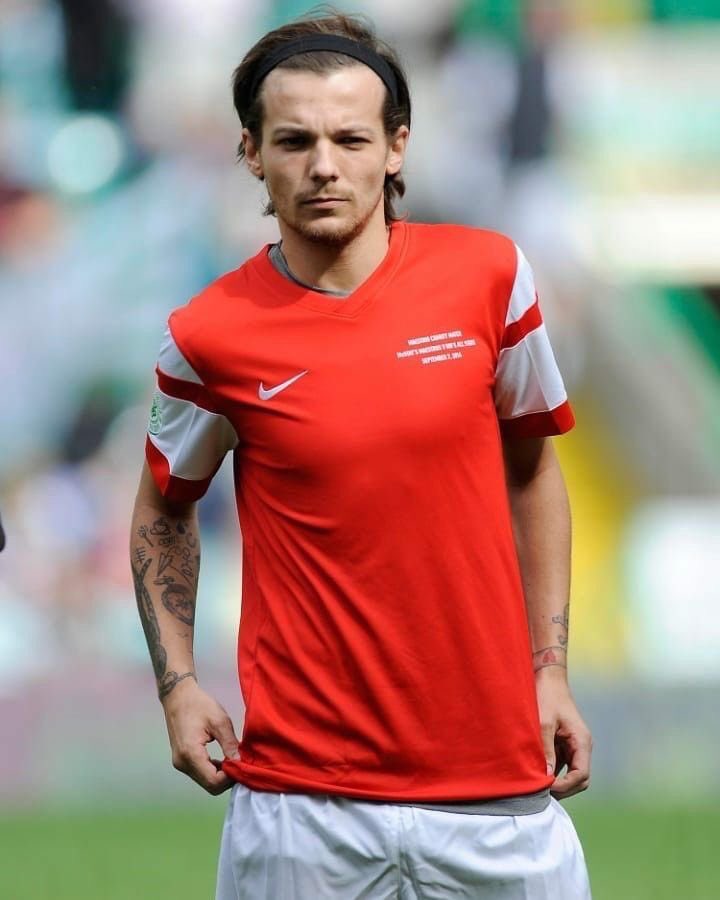Louis Waist On Twitter His Itty Bitty Waist ๐