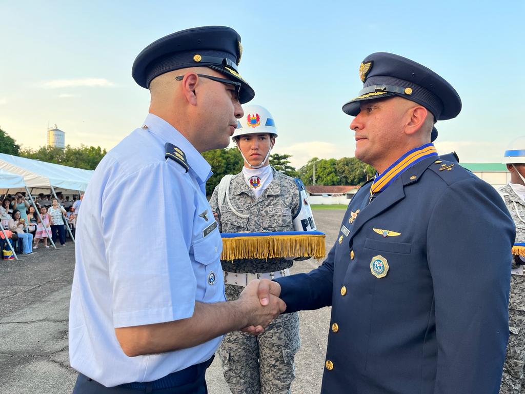 Fuerza Aérea Colombiana on Twitter: "Con solemne ceremonia militar, Oficiales de su ...